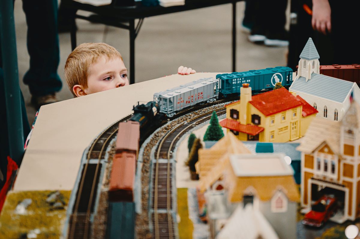 Uncover the Mechanics of How Model Train Sets Work